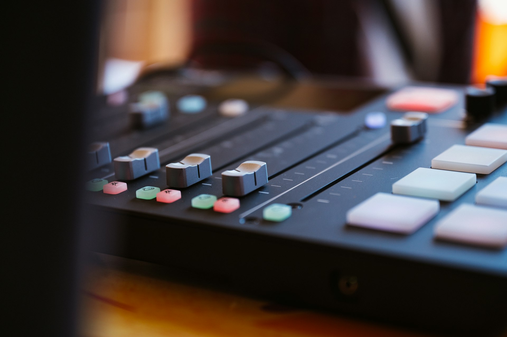 Les Défis du Mixage Audio en Post-Production | Clak Prod